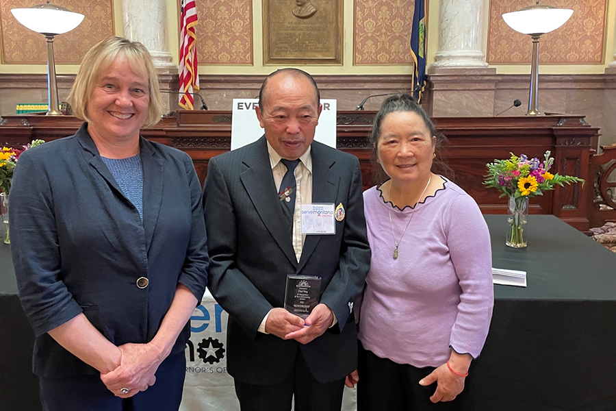 Volunteer Chue Vang Receives Award